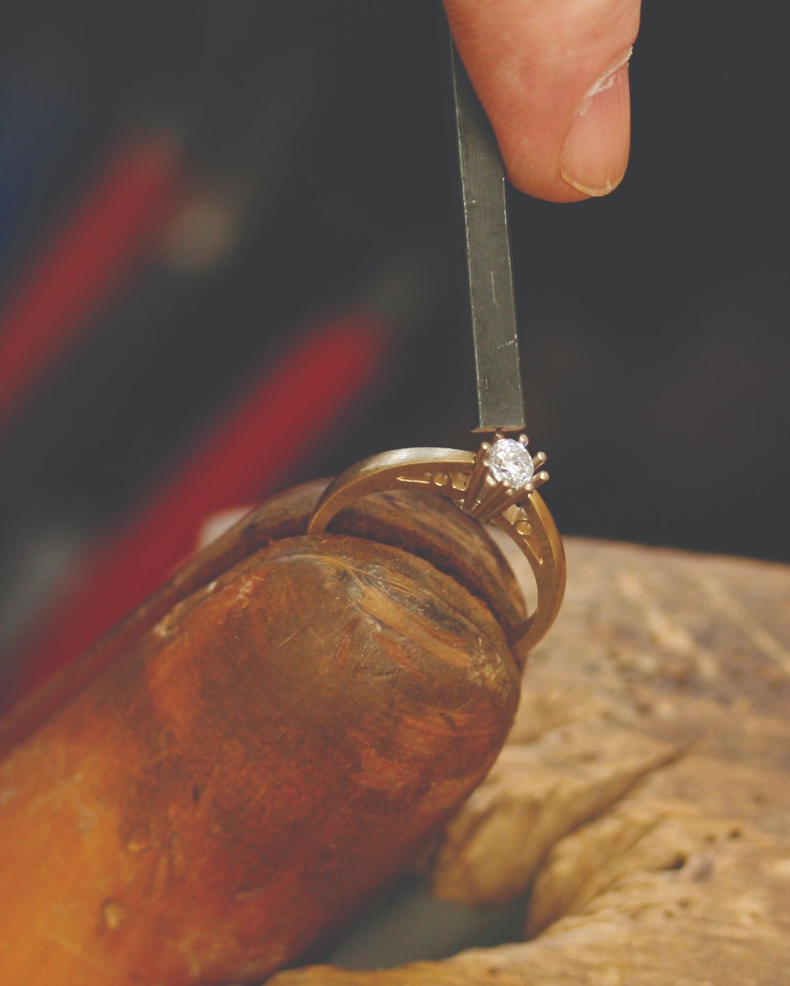 Cómo engastar piedras en joyería